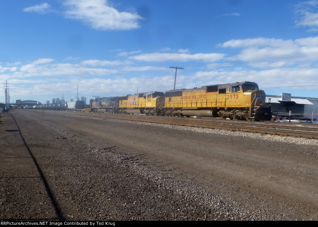 UP 3975, 3806 & 6272